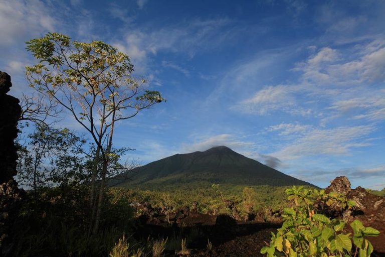 Keindahan Luar Biasa Gunung Gamalama di Ternate - Wisata Gunung Indonesia