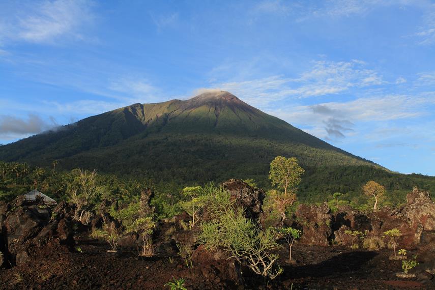 Keindahan Luar Biasa Gunung Gamalama di Ternate - Wisata Gunung Indonesia
